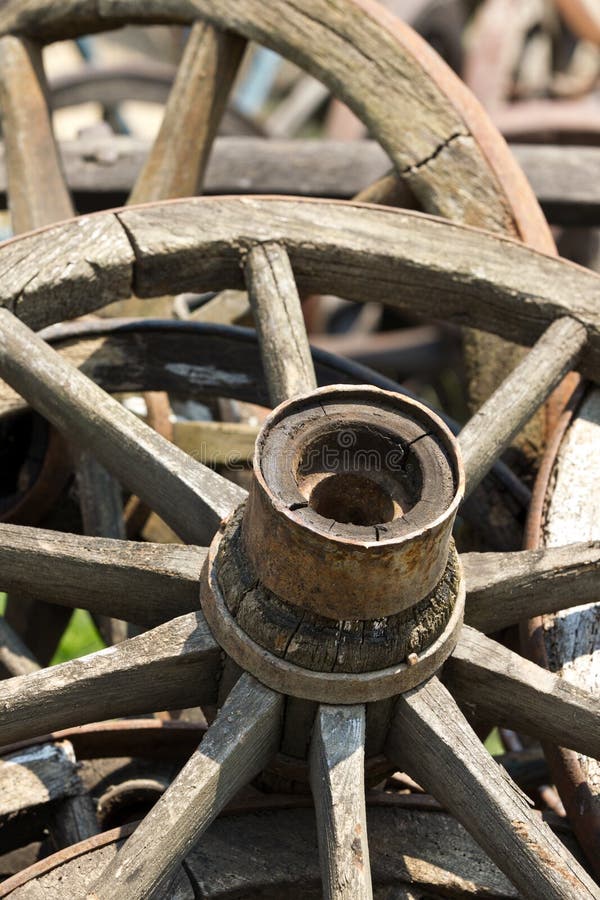 Karrenwielen stock foto. Image of ronde, wiel, gras, vakmanschap - 20013846