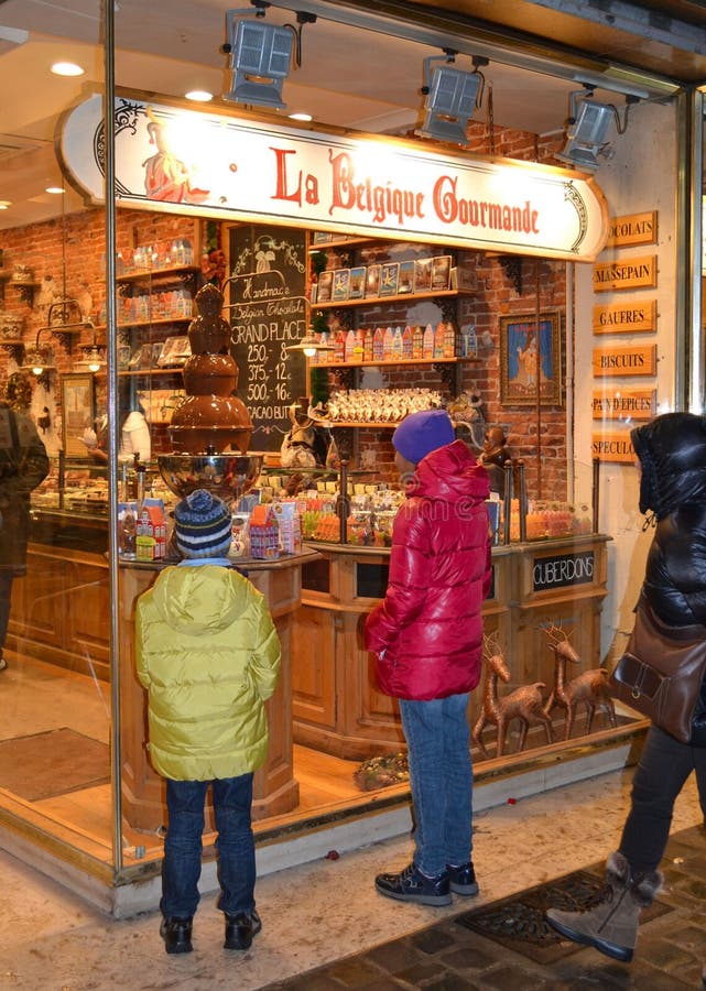 Interieur Van Een Chocoladewinkel Stock Foto - Image of vloeibaar ...