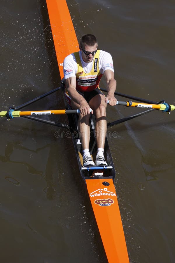 De Winnaar Van De Skiff Bij Het Roeien Primatorky Redactionele Foto ...