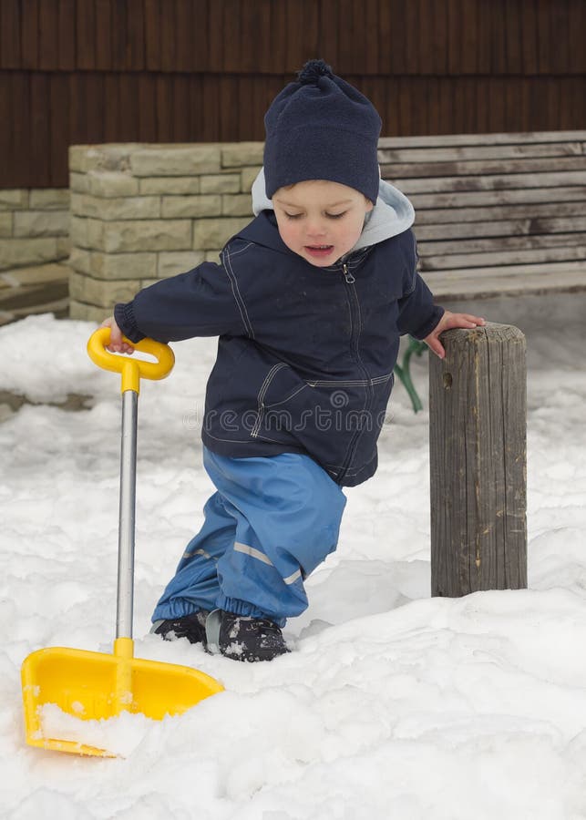 De Winterkind Met Sneeuwschop Stock Afbeelding - Image of kleding ...