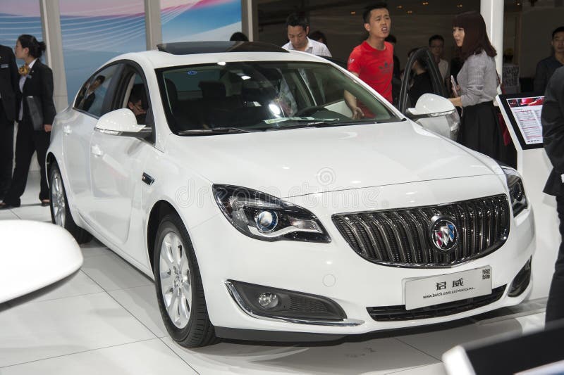 De Witte Auto Van Buick Vorstelijke Gs Redactionele Stock Afbeelding ...