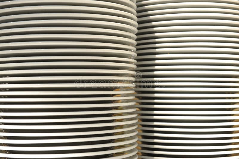 De Witte Plaat Van De Stapel Op Keuken Stock Afbeelding - Image of ...