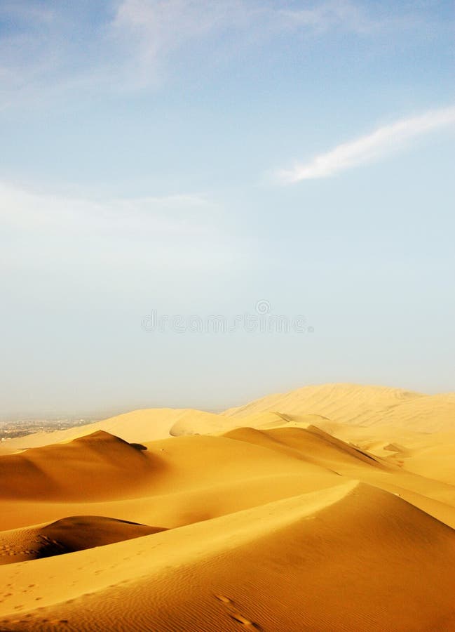 De Woestijn stock afbeelding. Image of gouden, hemel, reis - 9043657