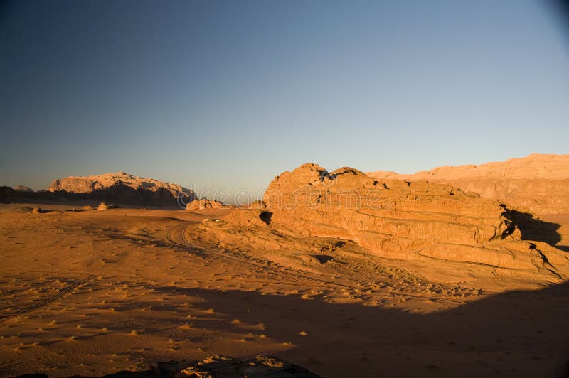 Wadi Rum Woestijn, Jordanië Stock Foto - Image of kamer, eenzaamheid ...
