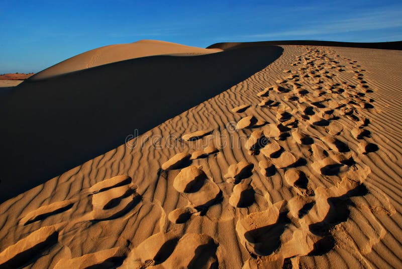 Zandwoestijn Met Mooie Zeldzame Blauwe Hemel Met Witte Wolken De Zomer ...