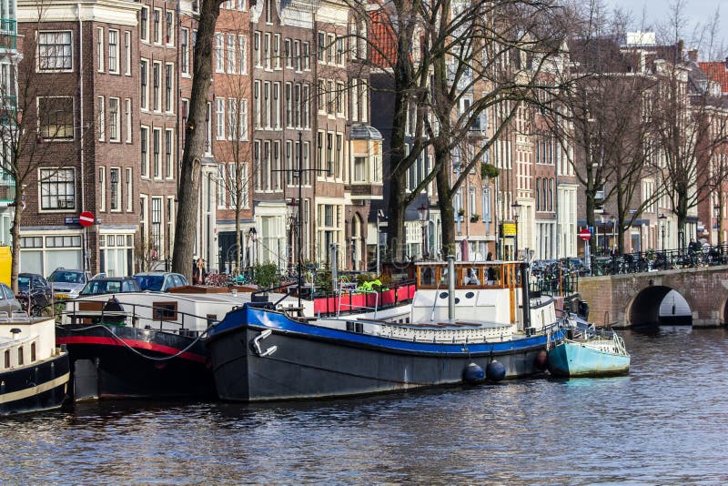 De Woonboten van Amsterdam redactionele foto. Image of woonboot - 28814796