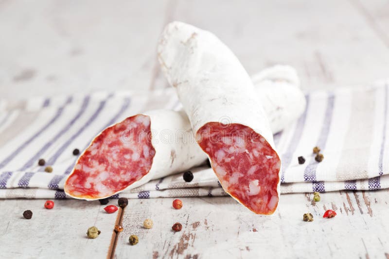 Salami, Gerookte Worst, Olijven, Rozemarijn Spaanse Fuetsnack Stock ...