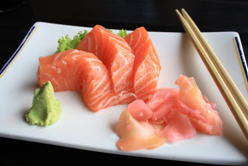 Sushi Zalm Hosomaki Weghaalt Japans Voedsel En Kom Van Saus Stock Foto ...