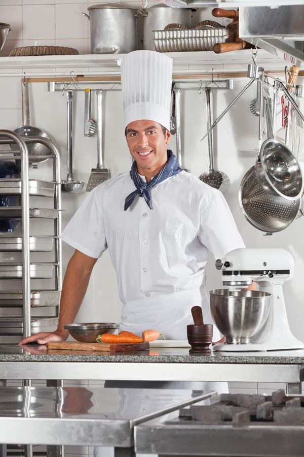 De Zekere Keuken Van Chef-kokstanding in Restaurant Stock Foto - Image ...