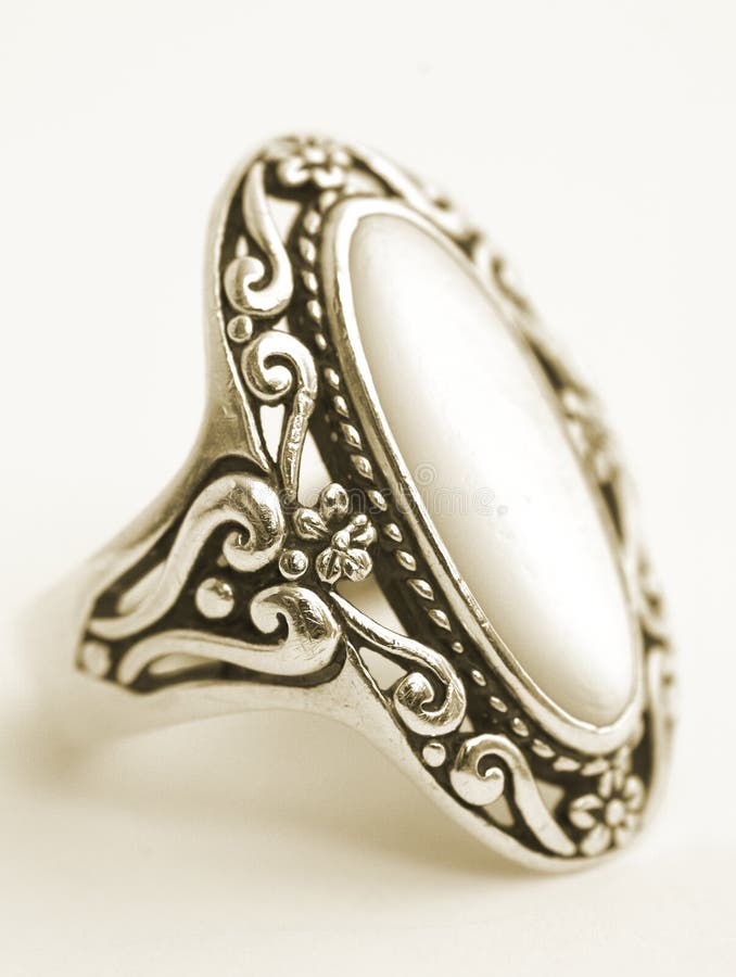 Dameszilveren ring stock afbeelding. Image of dame, juwelen - 2917015