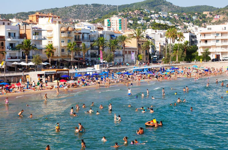: De Zomermening Van Sitges-strand Redactionele Fotografie - Image of ...