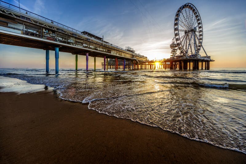 De Zonsondergangsilhouet Van Scheveningen Stock Afbeelding - Image of ...