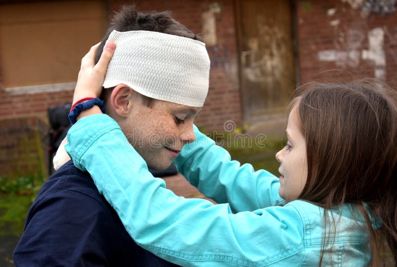 De Zuster Geeft Eerste Hulp Stock Foto - Image of sproeten, achtertuin ...
