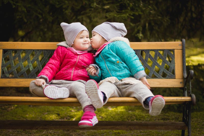 De Zusters Geven Elkaar Een Kus Stock Foto - Image of leuk, meisje ...