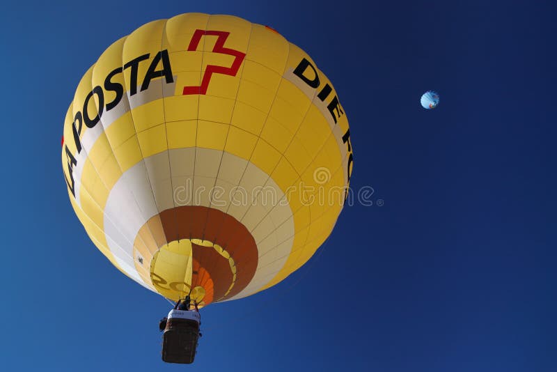 Het Gele Zwitserse Blind Van Het Venster Stock Foto - Image of mening ...