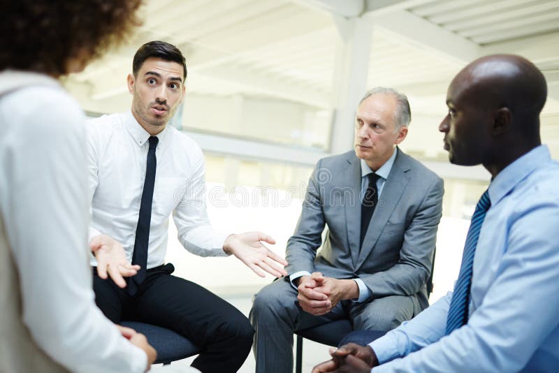 Debating imagen de archivo. Imagen de personas, comerciante - 104601101