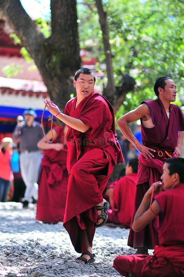 Debating monks in Tibet editorial photography. Image of pleader - 55319297