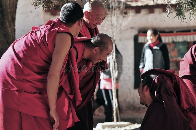 Debating monks in Tibet editorial photography. Image of prayer - 55378182