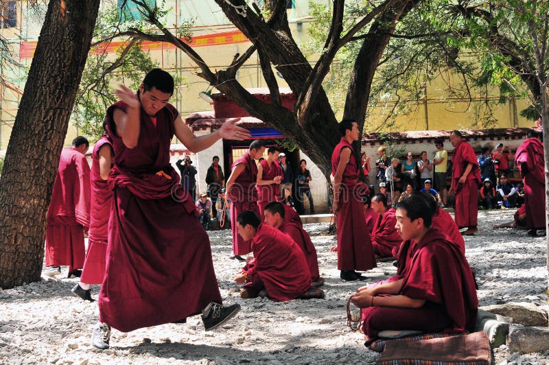 Debating monks in Tibet editorial photography. Image of lama - 55903107