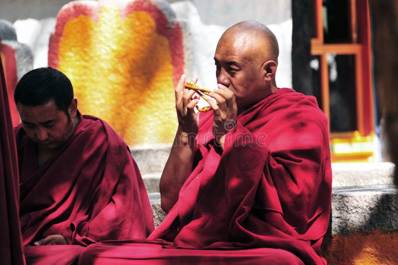Debating monks in Tibet editorial photography. Image of lamaite - 55903377