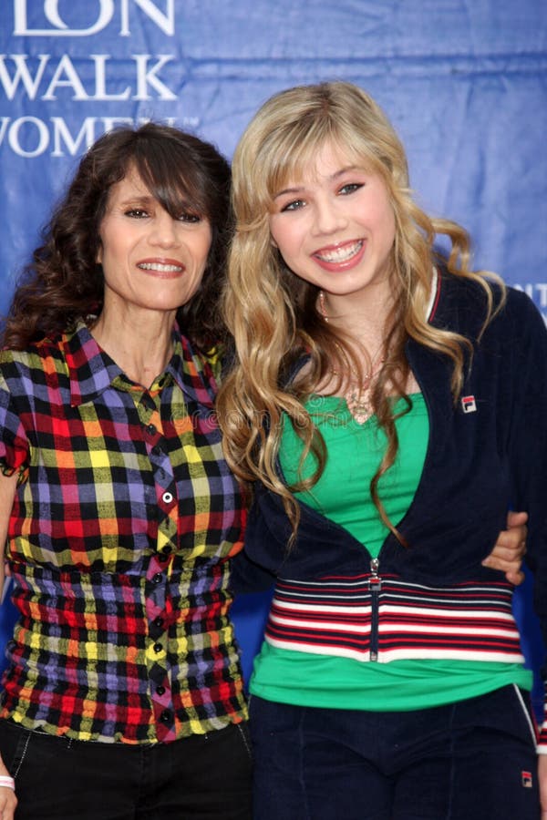 Debbie y Jenette McCurdy foto de archivo editorial. Imagen de pecho ...