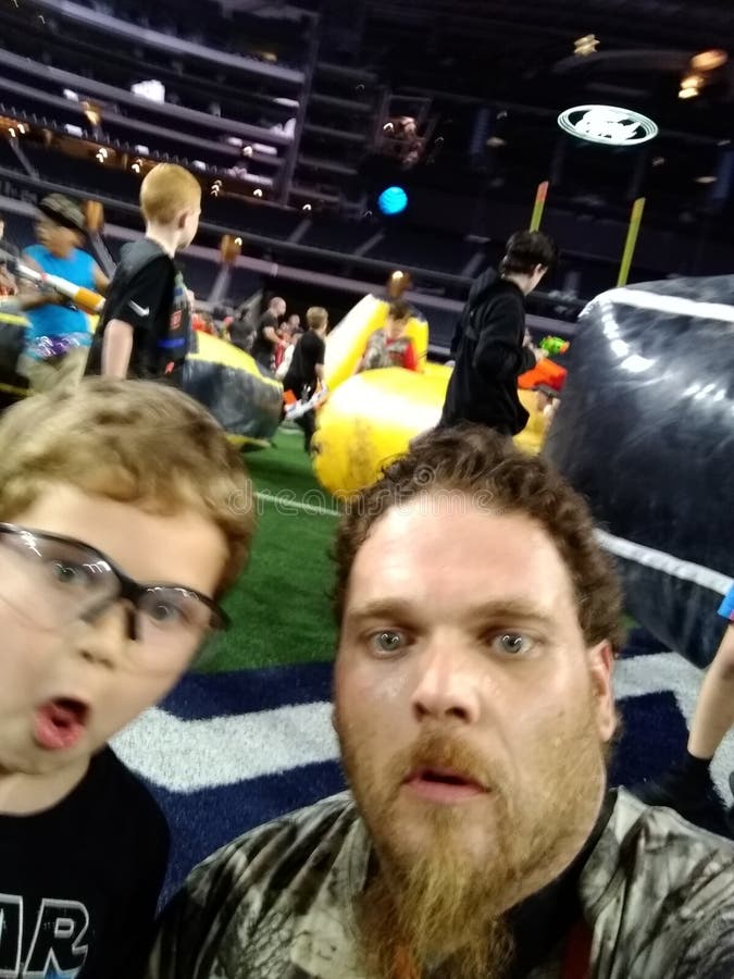 Decano E I Na Guerra Do Nerf Imagem de Stock Editorial - Imagem de ...