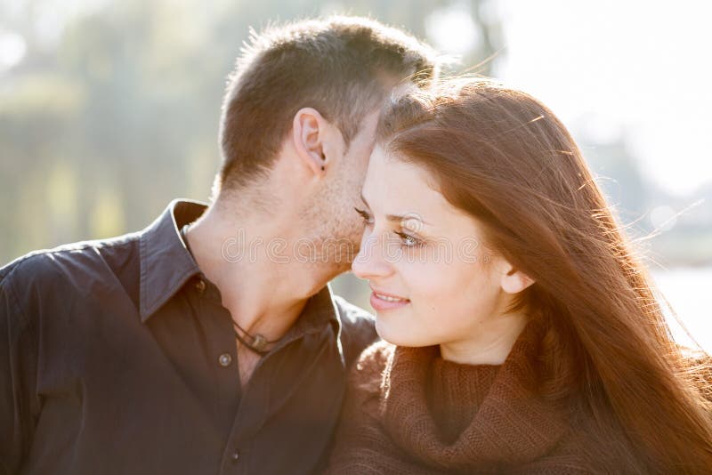 Decir un secreto imagen de archivo. Imagen de afuera - 36328423