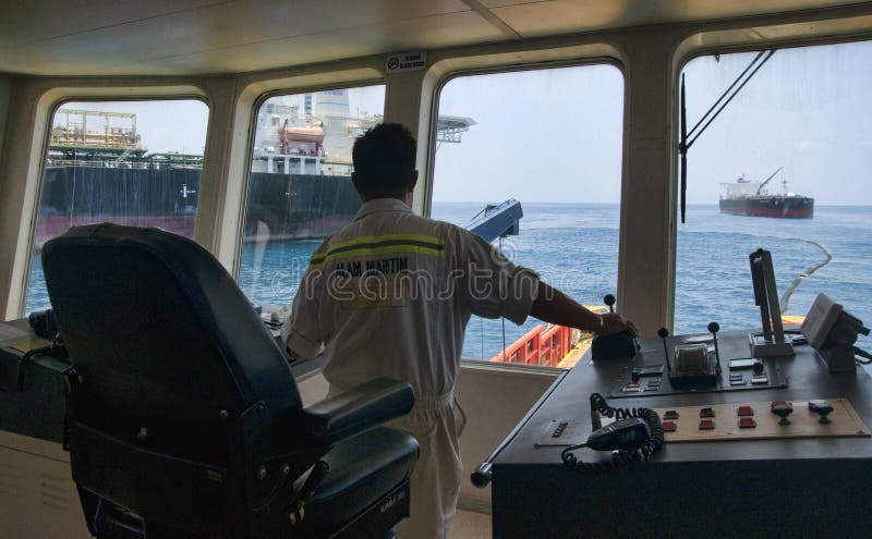 Deck crew working on deck editorial photography. Image of energy - 85371842