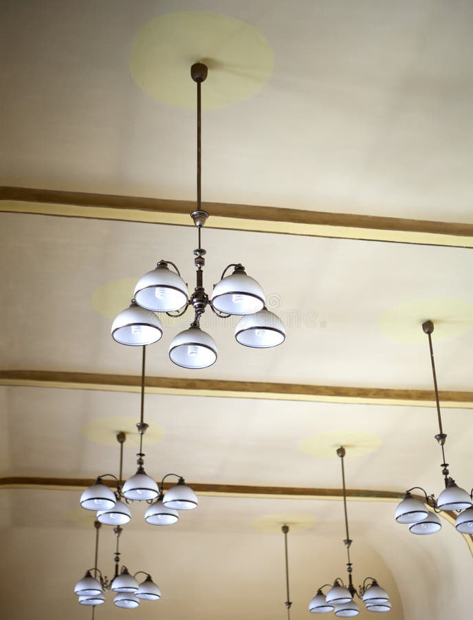 Decke Mit Alter Klassischer Lampe Stockfoto - Bild von gebäude, raum ...