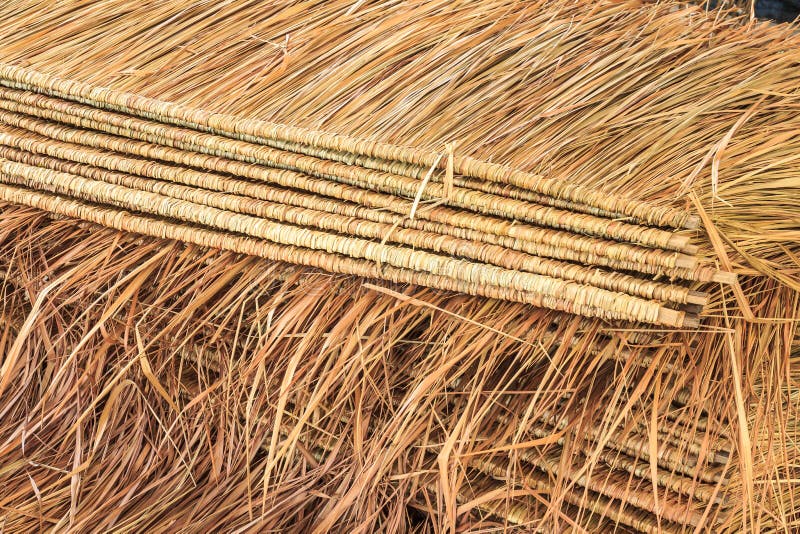 Decken Sie Dach mit Stroh stockbild. Bild von muster - 43292495
