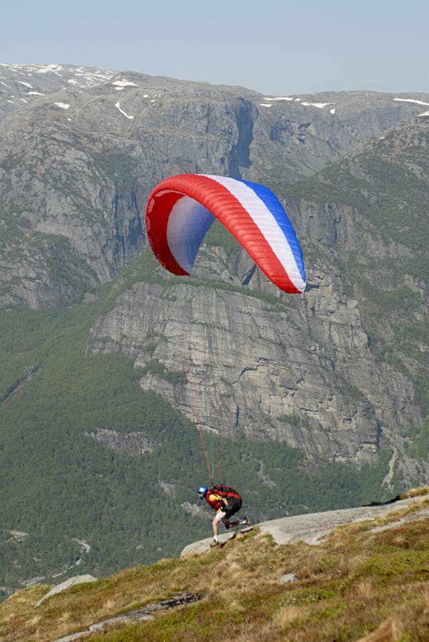 Decollo fotografia stock. Immagine di paracadutarsi, montagna - 1378496