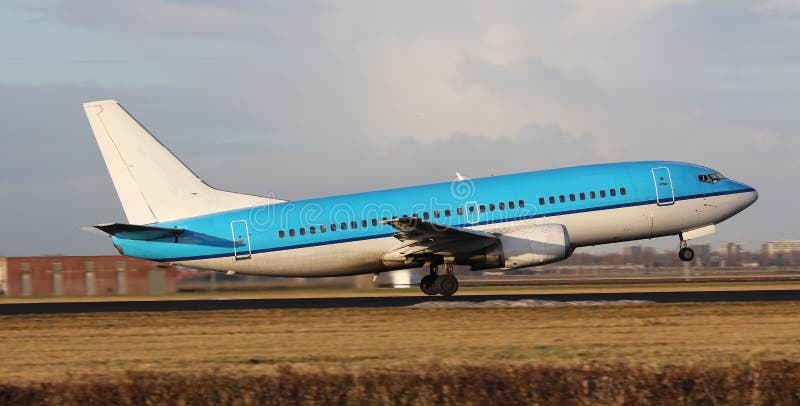 Aereo blu in decollo immagine stock. Immagine di dopo - 18133863