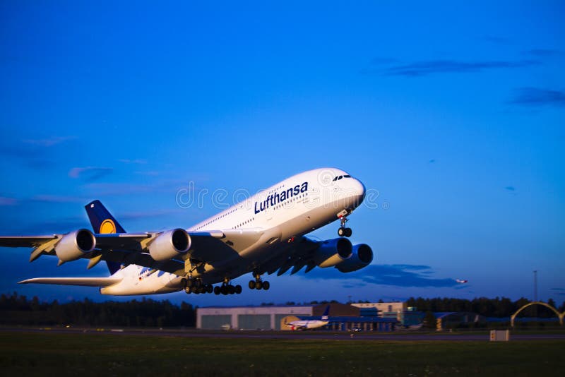 Decollo del Lufthansa A380 fotografia editoriale. Immagine di aeroplano ...