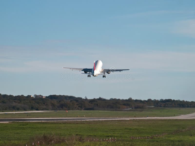 Decollo dell'aeroplano immagine stock. Immagine di pista - 28095529