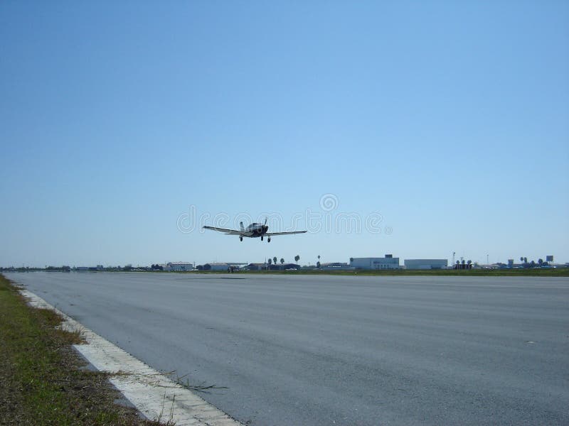 Decollo di Airplaner fotografia stock. Immagine di aeroporto - 48114460