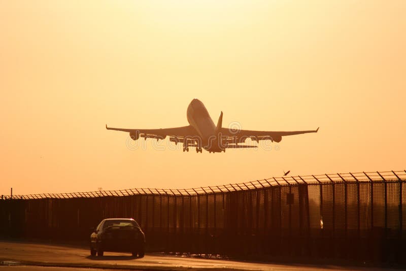 1,356 Aeroplano Che Decolla Al Tramonto Foto stock - Foto stock ...