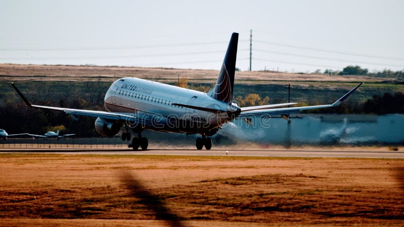 Decollo Dell'aereo Dell'aereo Di Linea Del Jet Di United Airlines ...