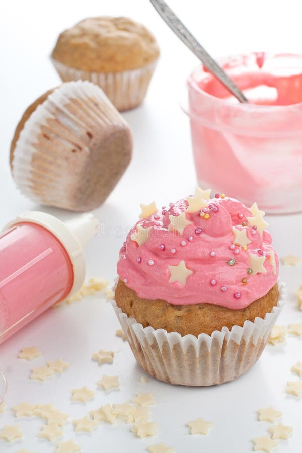 Decorando um queque imagem de stock. Imagem de fita, sobremesa - 26847733