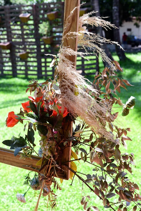 Decorative Wreath, Wooden Reed Support for Flower Arrangement Stock ...