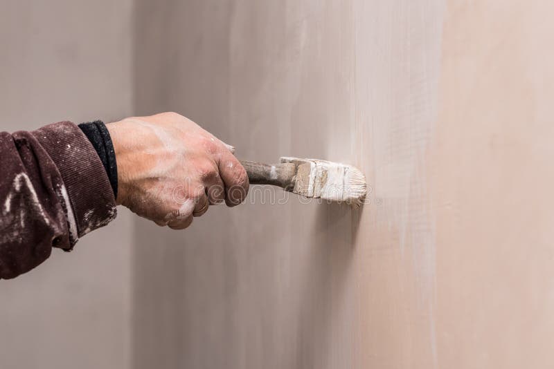 Master Prime a Putty Wall before Applying a Decorative Layer of Plaster ...