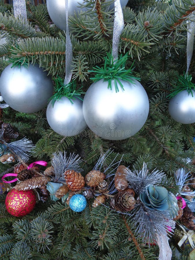 Decorazioni Di Natale Palle Dargento E Ghirlanda Dei Coni Sullalbero