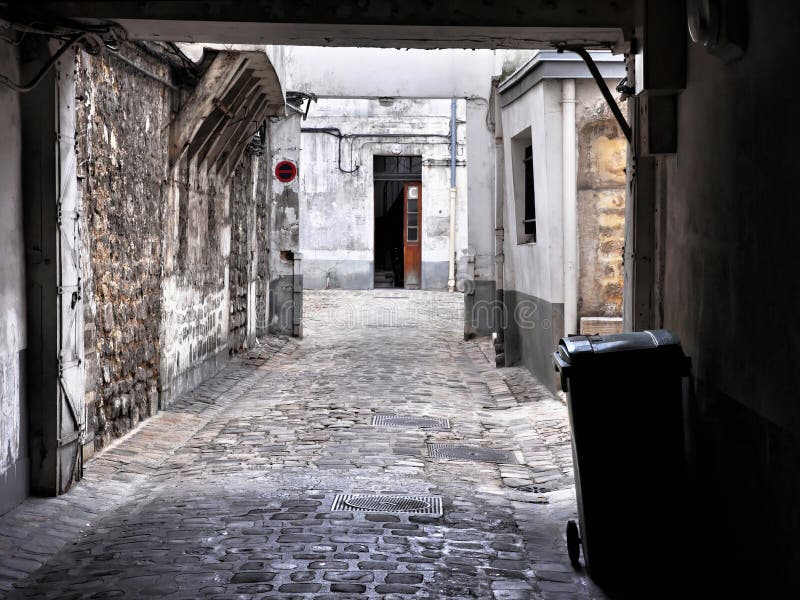 Decrepit Courtyard in Paris Stock Image - Image of court, paris: 27530839