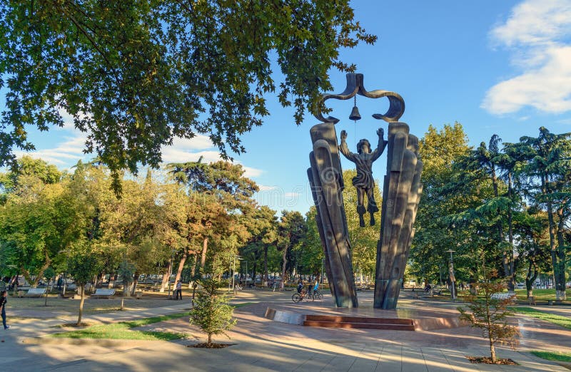 Deda Ena Statue En Tbilisi Georgia Fotografía editorial - Imagen de ...