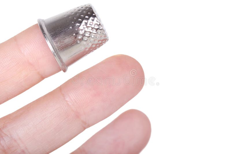 Dedal del metal en el dedo foto de archivo. Imagen de carrete - 21173732