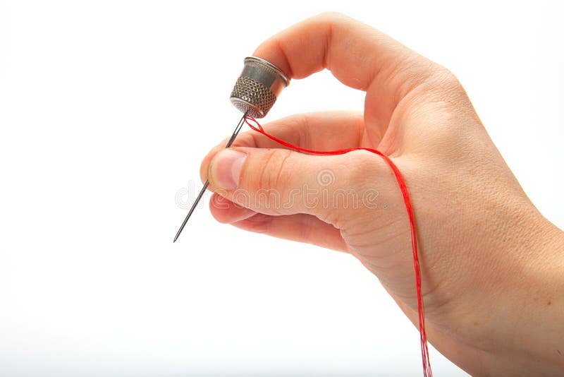 Dedal en el dedo medio foto de archivo. Imagen de cadena - 21173788