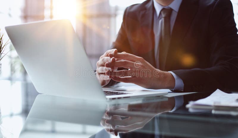 Dedo Do Empresário Digitando No Teclado Do Computador No Escritório ... Dedo Do Empresário Digitando No Teclado Do Computador No Escritório ...