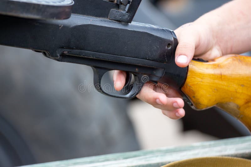 Dedo en el disparador imagen de archivo. Imagen de escopeta - 28718313