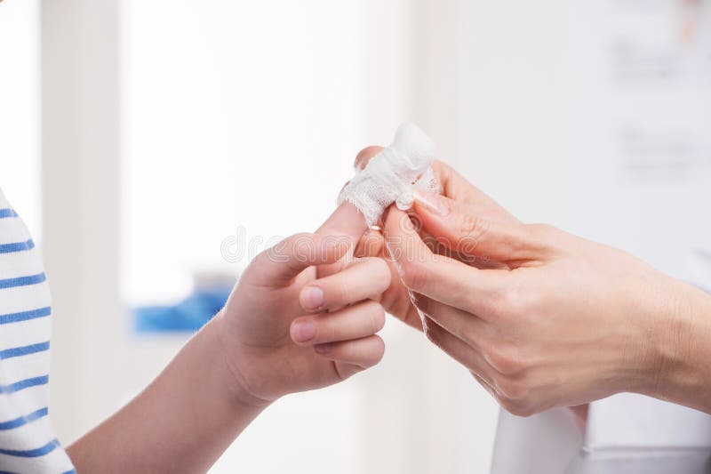 Dedo ferido. imagem de stock. Imagem de meninas, examinar - 33520519
