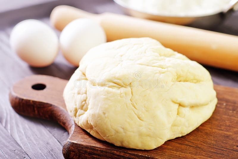 Deeg stock afbeelding. Image of korrel, brood, basilicum - 40828089