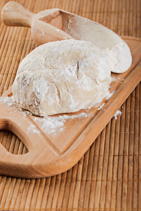 Het Voorbereiden Van Gistdeeg Voor Pizza of Brood Stock Foto - Image of ...